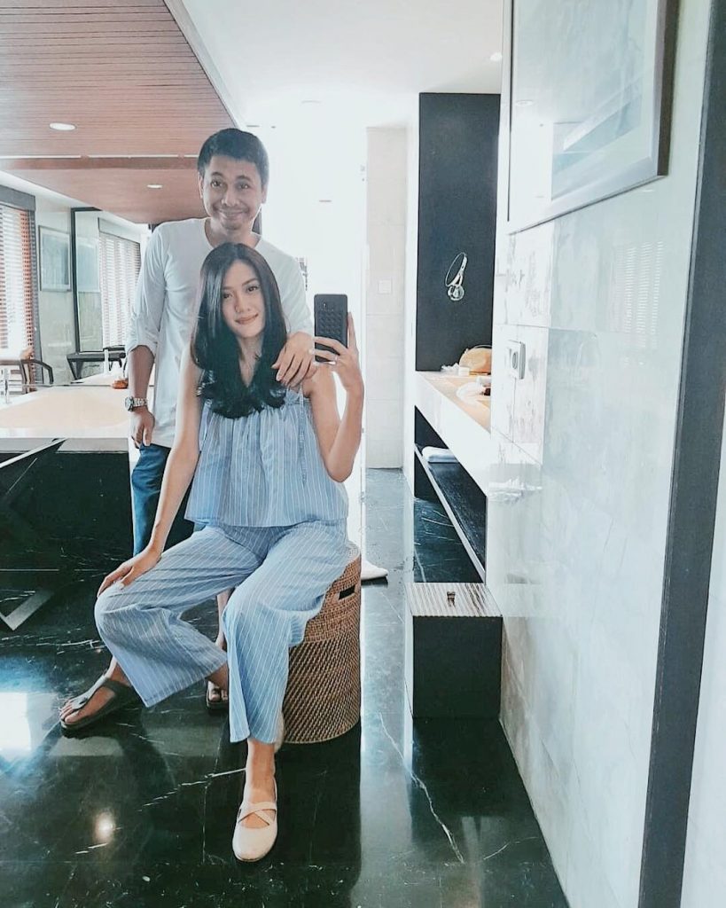 Gaya Lucu tapi Romantis Raditya Dika dan Istri Saat Bulan Madu di Bali
