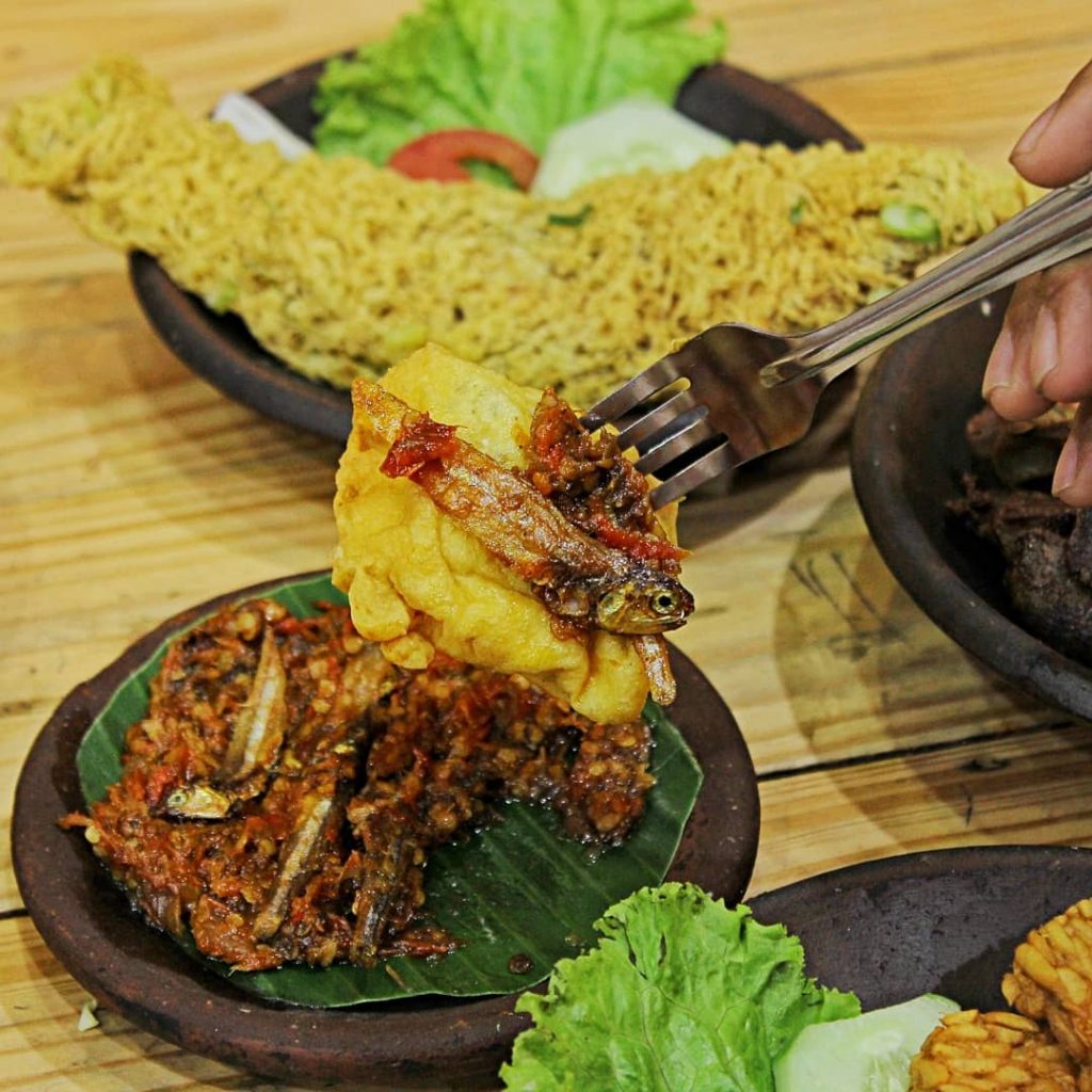 Kuliner Penyetan di Jakarta, Pedas Sambalnya Juara!