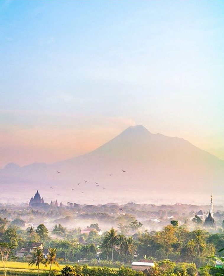 Spot Riyadi, Lokasi Tepat Menyesapi Kemegahan Prambanan dari Ketinggian