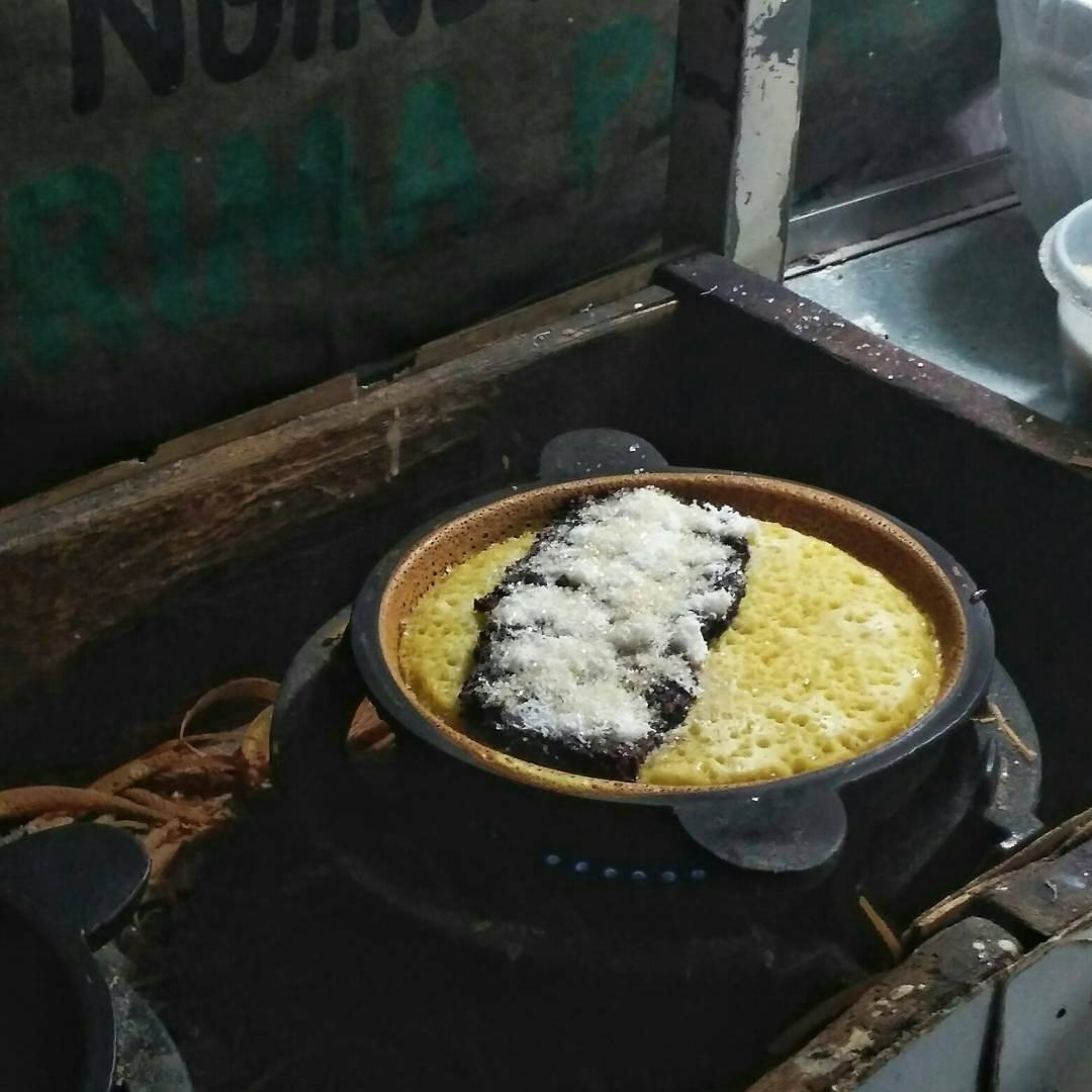 Tak Hanya Meses, Kini Ada Terang Bulan Bertopping Ketan Hitam