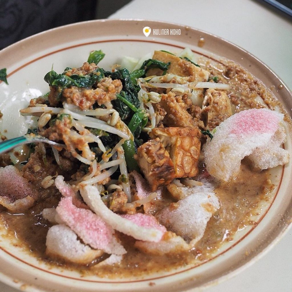 Kulineran Pecal di Medan, Sajian Istimewa dengan Siraman Bumbu Kacang