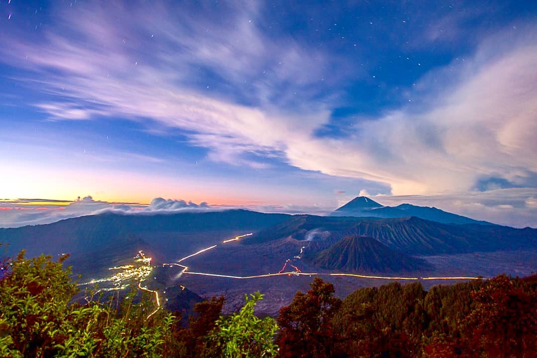 4 Spot Menikmati Sunrise di Bromo, Berburu Pesona Alam