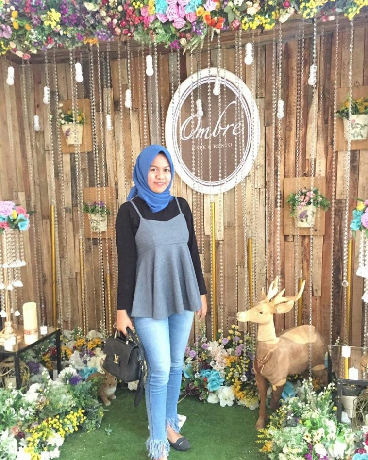 Ombre Cafe Palembang, Nuansa Cantik Serba Putih