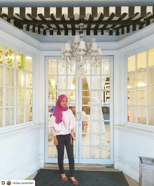 Ombre Cafe Palembang, Nuansa Cantik Serba Putih