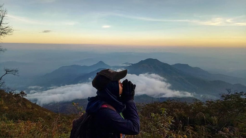 Menaklukkan Puncak Gunung Lawu Via Cemoro Sewu