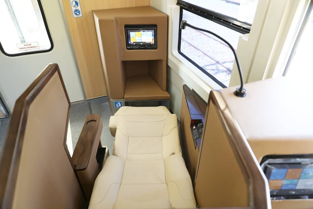 Mulai Hari Ini, Kereta Api First Class Semewah Pesawat Sudah Bisa ...