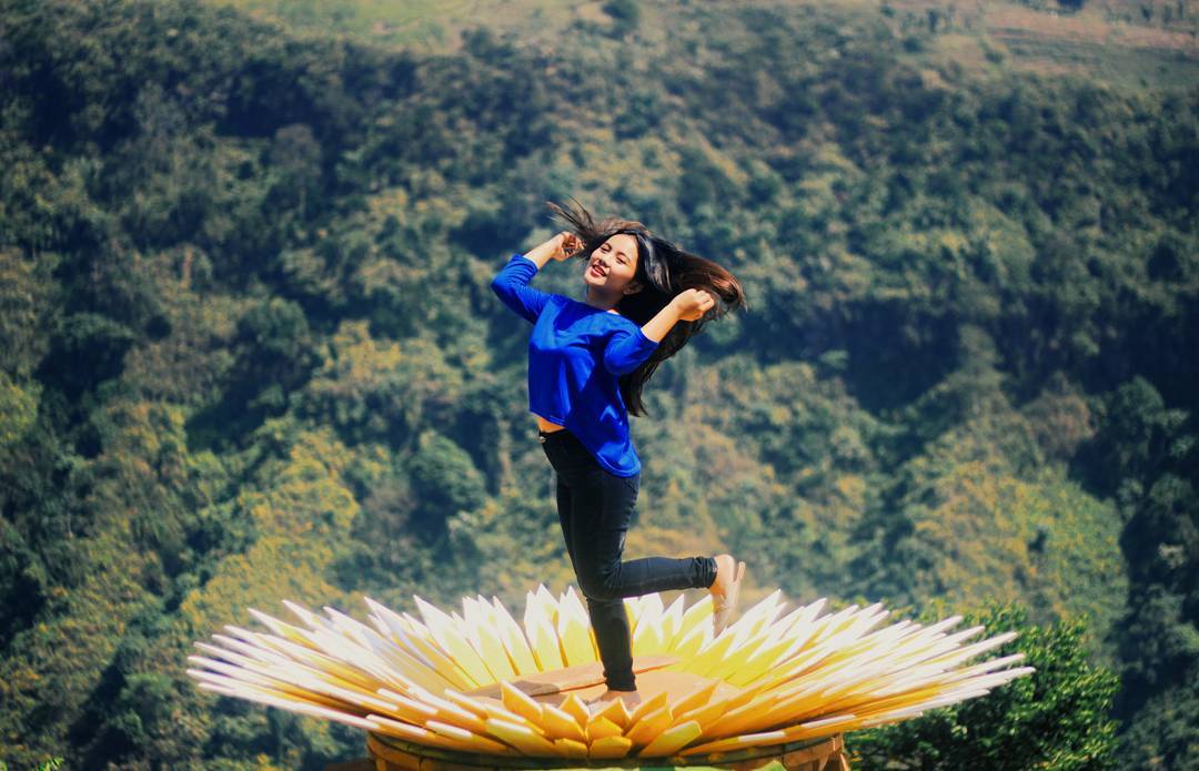 10 Spot Foto Bentuk Bunga Matahari yang Instagramable di Indonesia