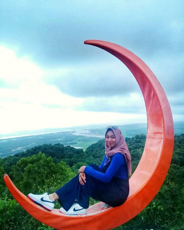 10 Spot Foto Berbentuk Bulan di Indonesia, Fotogenic dan Bikin Bahagia