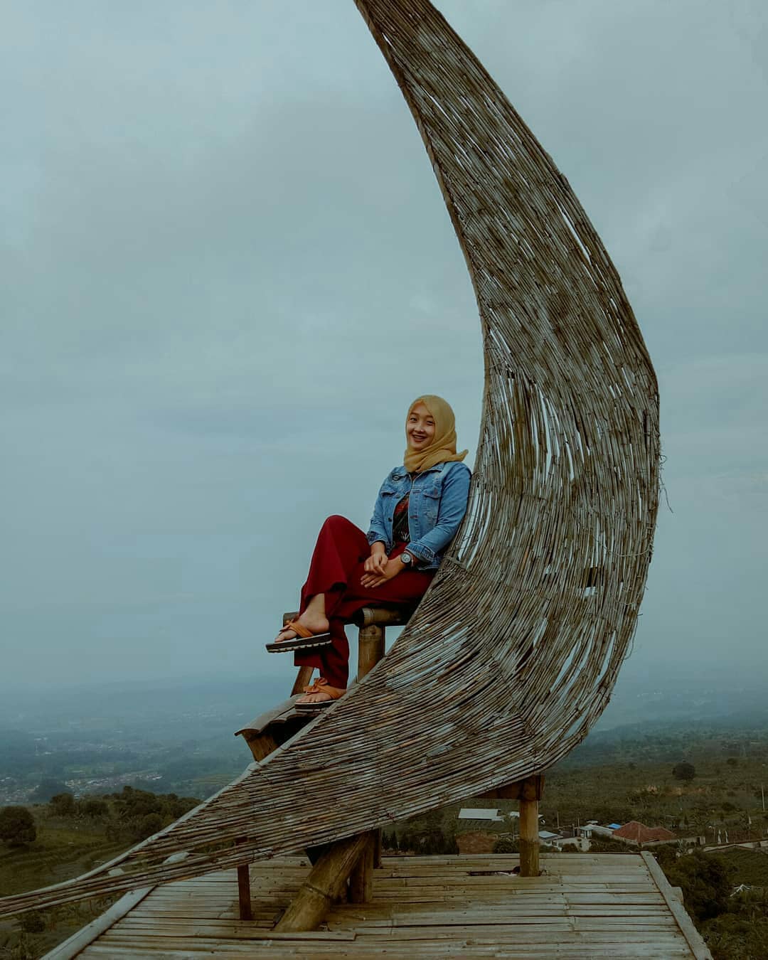 10 Spot Foto Berbentuk Bulan di Indonesia, Fotogenic dan Bikin Bahagia