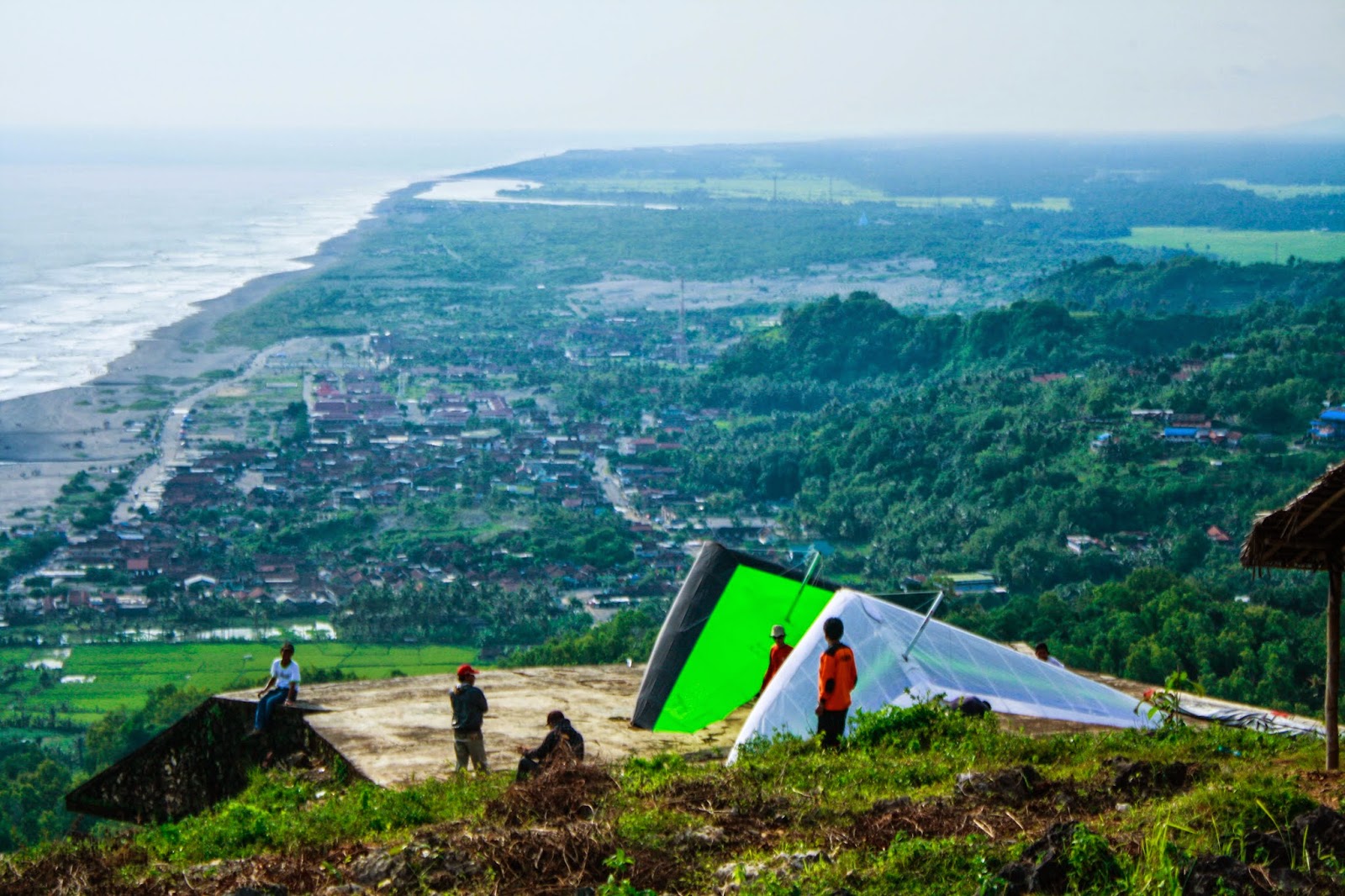 Adrenaline Junkie! Lima Spot Paralayang di Indonesia yang Siap Ditaklukkan