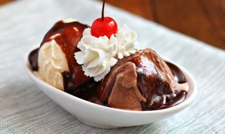 5 Jenis Es Krim Sundae, Kudapan Nikmat di Musim Panas
