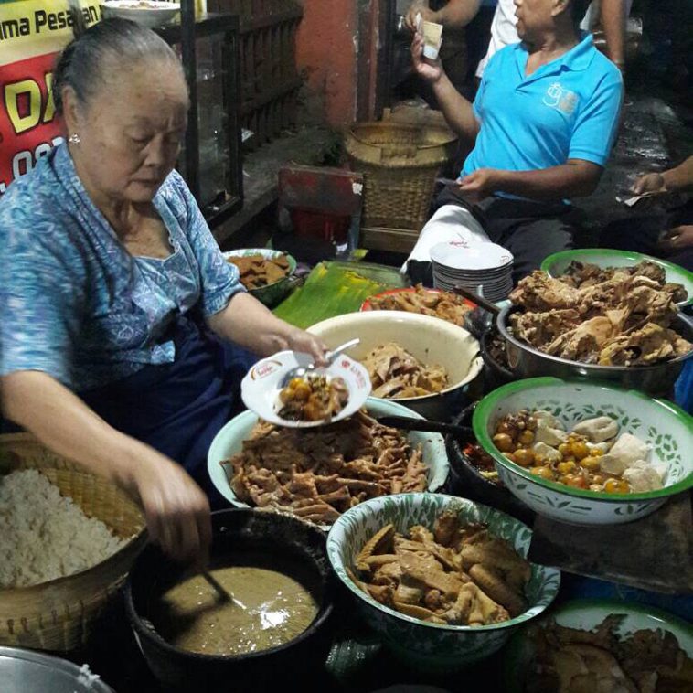 Gudeg Ceker Margoyudan Bu Kasno di Solo, Nongkrong Favorit Para ‘Kalong’