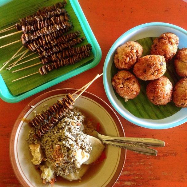 Lontong Kupang Bu Ning di Pasuruan, Teruji Kenikmatannya Sejak 1969
