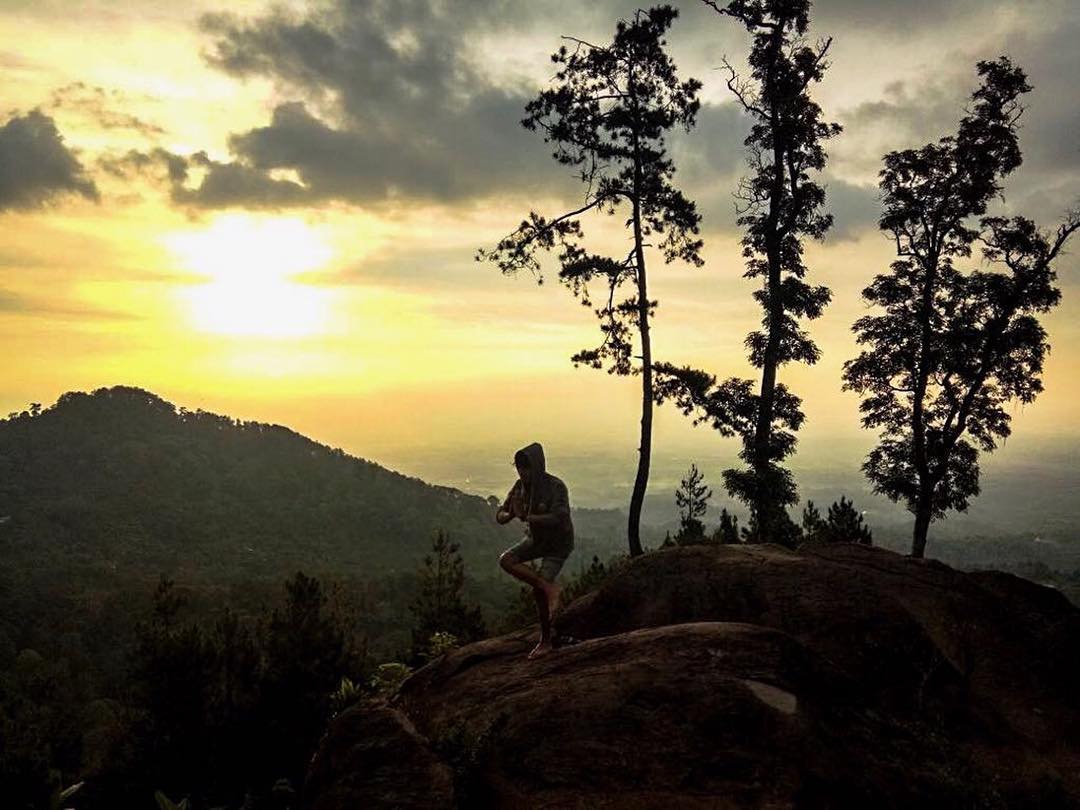 Selo Gedong di Madiun, Keeksotisan Taman Batu Besar di Puncak Bukit
