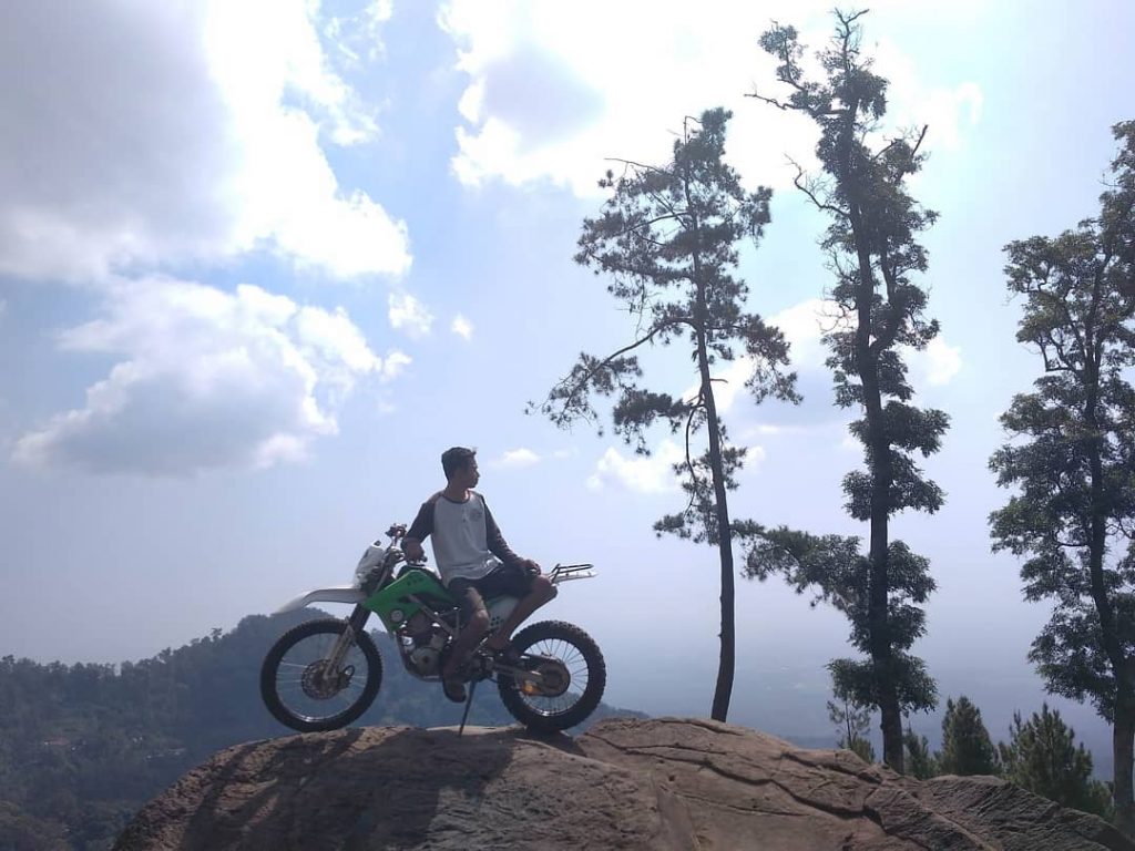 Selo Gedong di Madiun, Keeksotisan Taman Batu Besar di Puncak Bukit