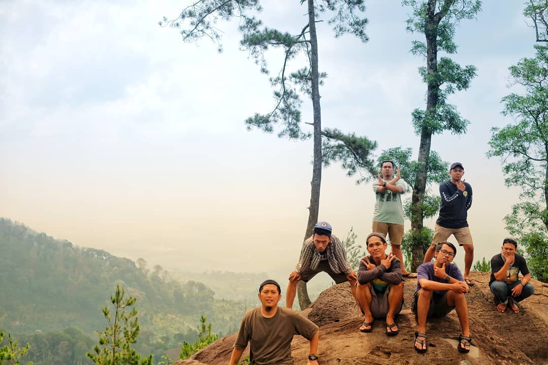 Selo Gedong di Madiun, Keeksotisan Taman Batu Besar di Puncak Bukit
