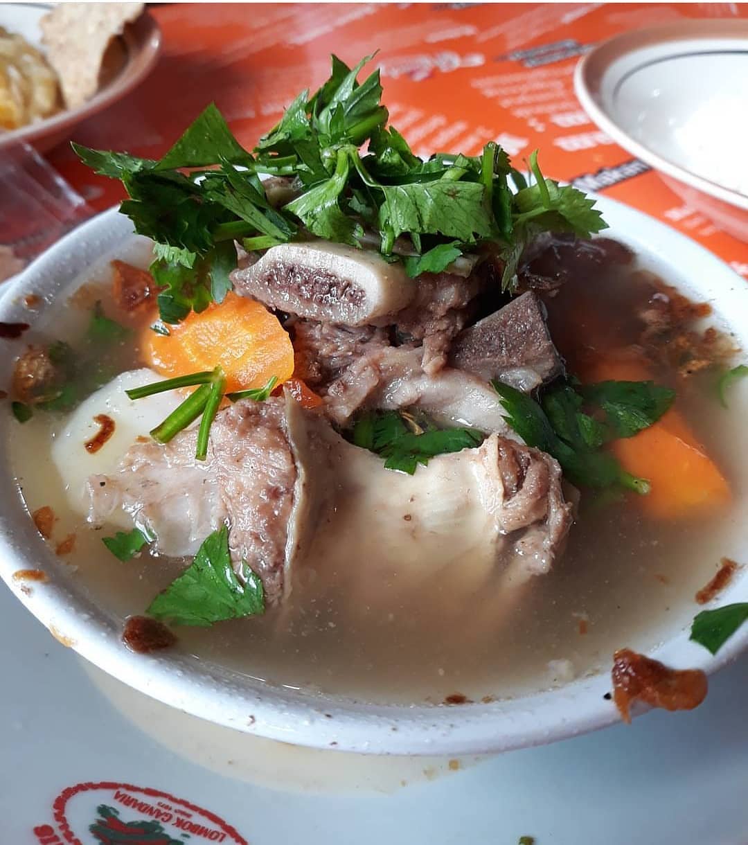 Sop Buntut Bu Ugi Tawangmangu, Kuliner Legendaris yang Laris Manis