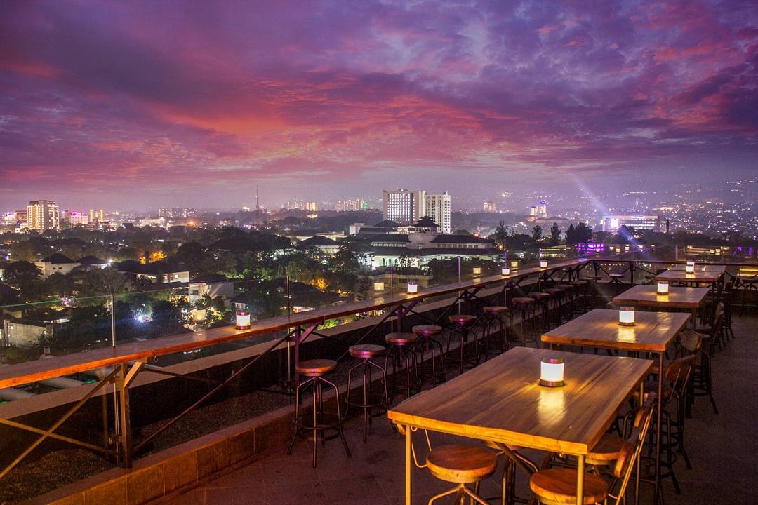 Restoran Rooftop di Bandung, Tempat Dinner Sempurna untuk Katakan Cinta
