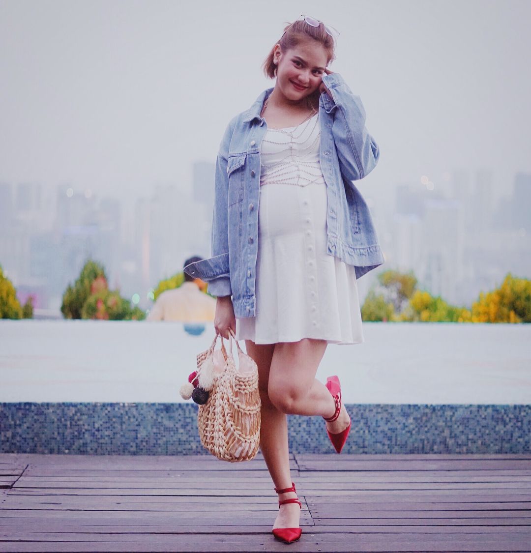 Inspirasi Outfit Ibu Hamil untuk Traveling Ala Mytha Lestari