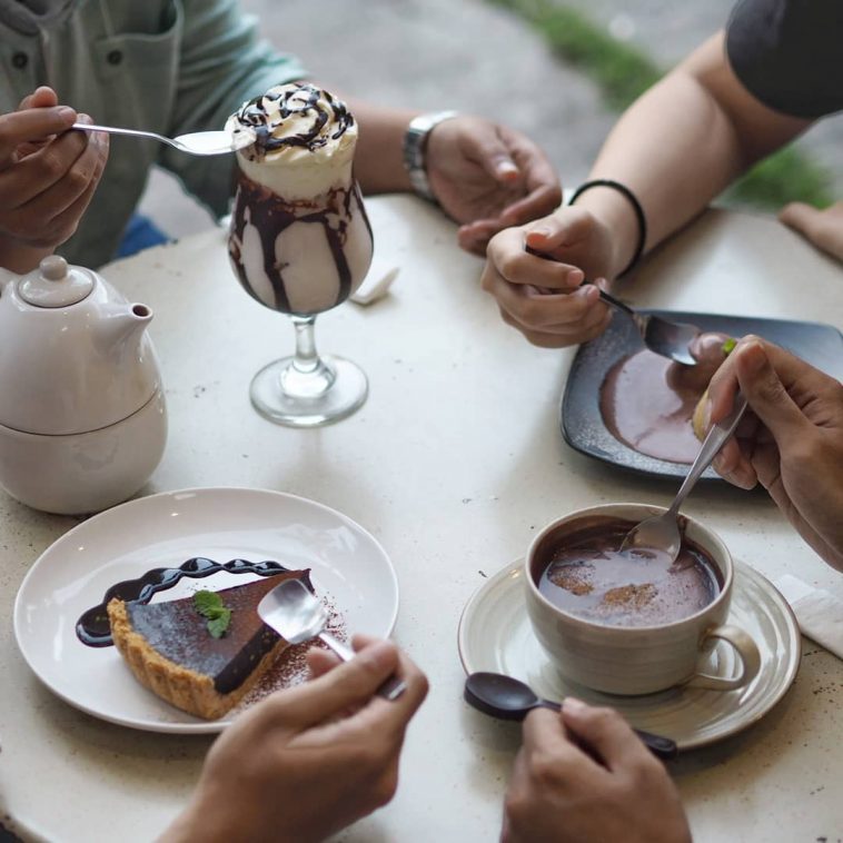 Nyemil Enak di Coklat Cafe Jogja, Susu dalam Gelas Cokelatnya Jadi Rebutan