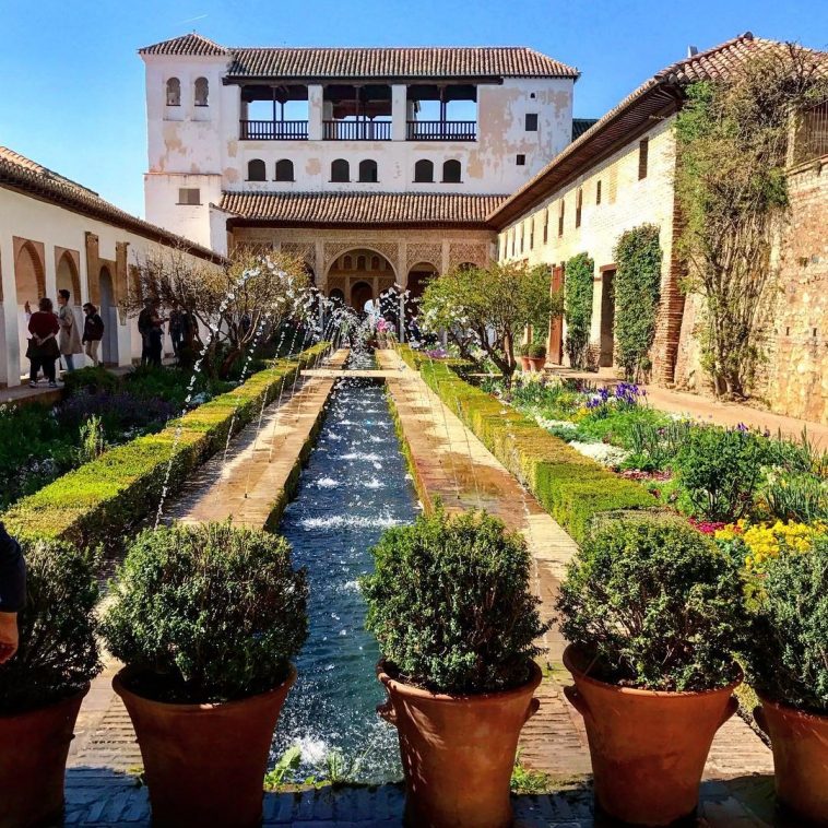Alhambra, Istana Sekaligus Benteng Megah Bersejarah yang Daya Tariknya ...