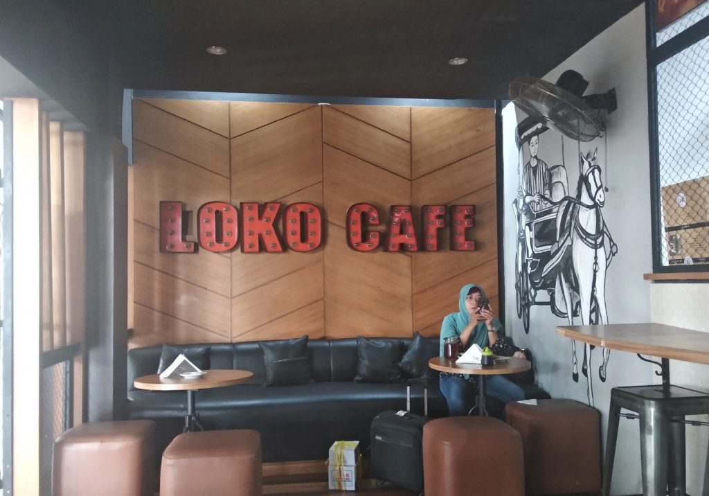 Loko Cafe, Ngemil Cantik Sambil Nunggu Kereta di Stasiun