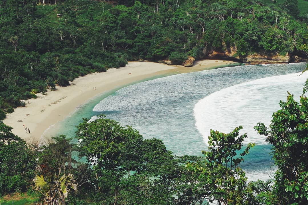 Pantai Sanggar, Keindahan Laut Biru dan Putihnya Pantai Tersembunyi di ...