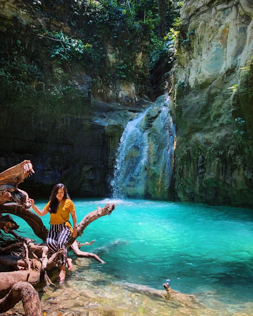 Birunya Air Terjun Waimarang di Sumba yang Bikin Liburan Serasa di Surga