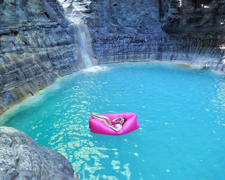 Birunya Air Terjun Waimarang di Sumba yang Bikin Liburan Serasa di Surga