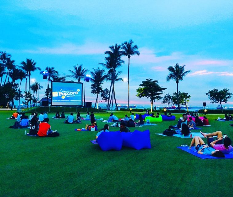 Bioskop Outdoor di Singapura, Nobar Film Romantis Beratapkan Bintang