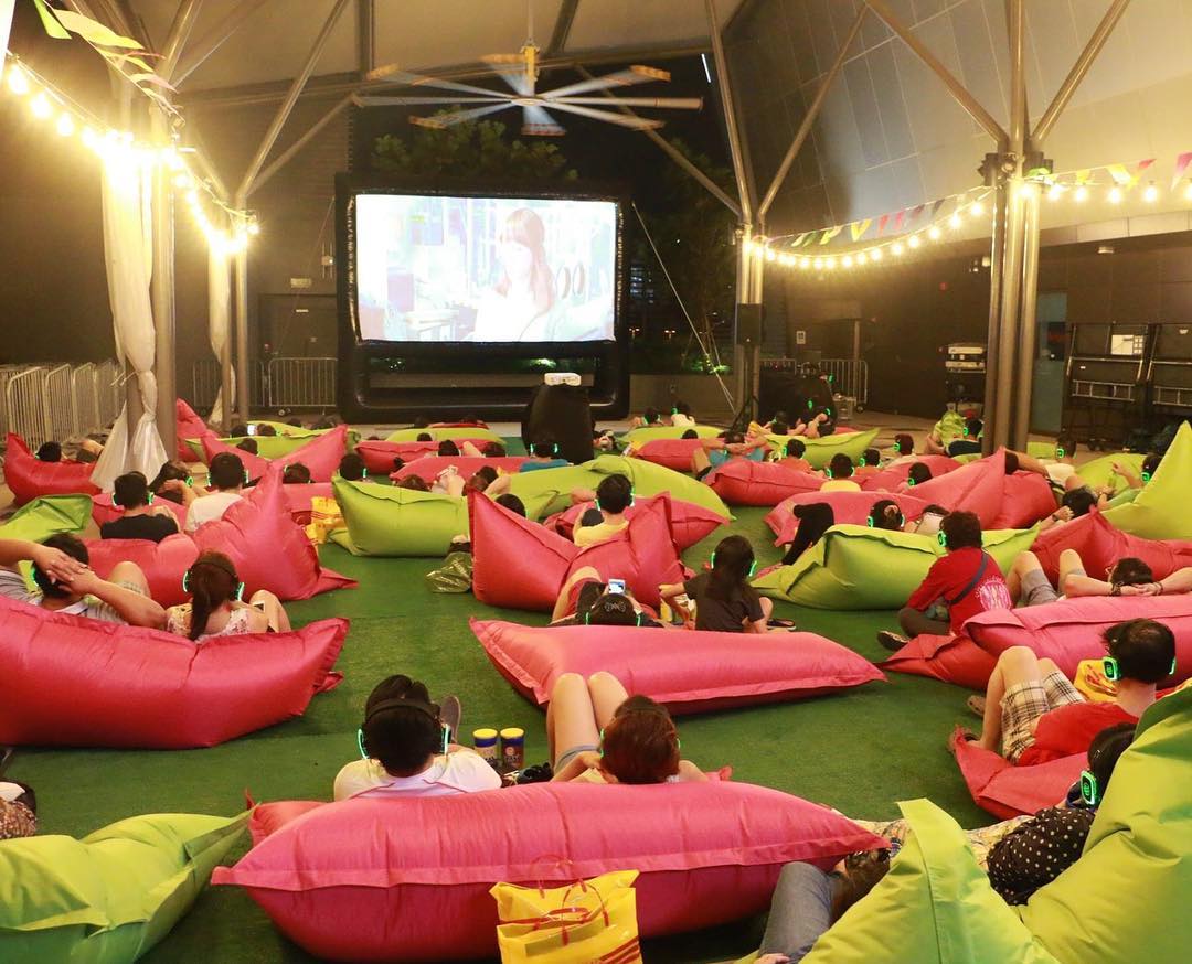 Bioskop Outdoor di Singapura, Nobar Film Romantis Beratapkan Bintang