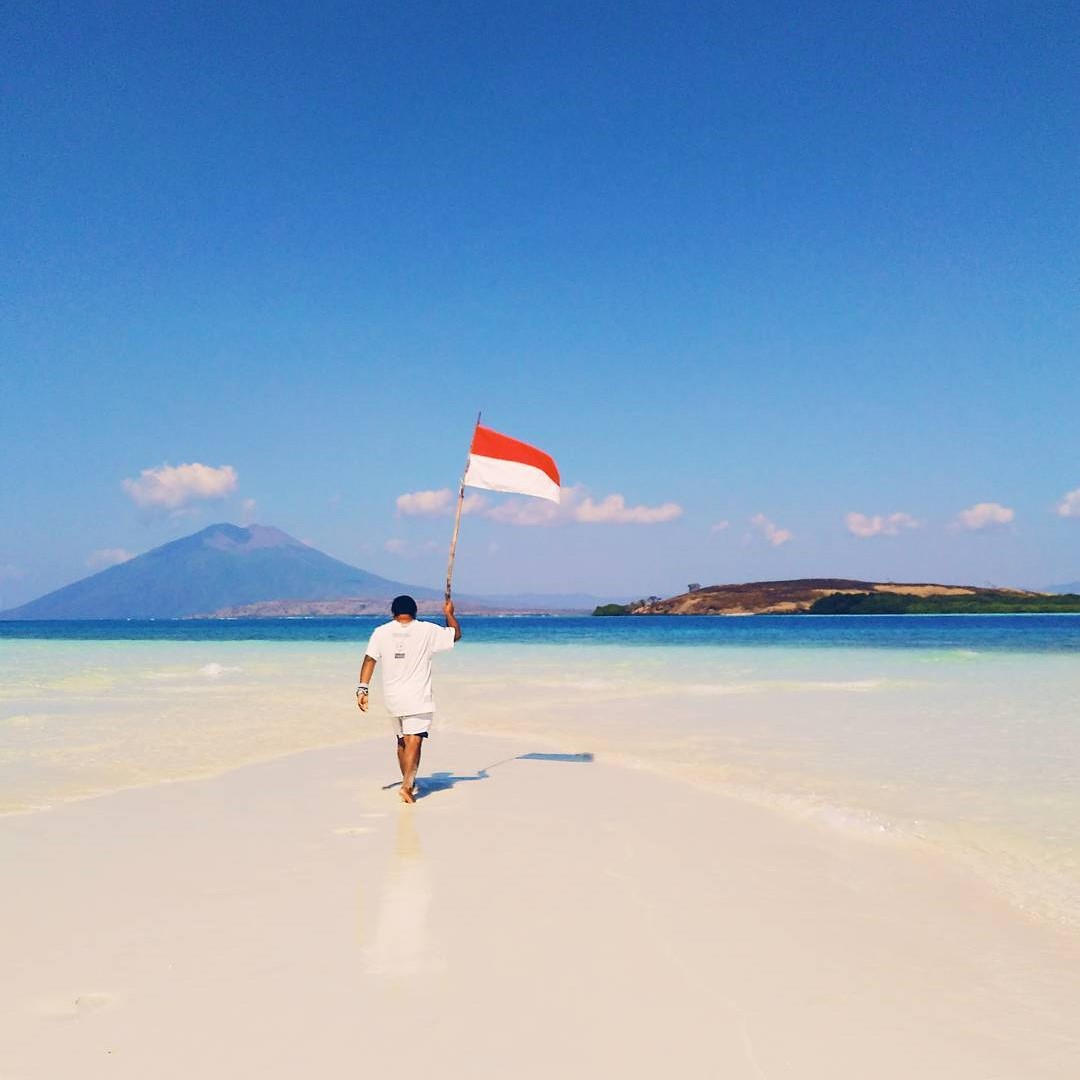 Liburan ke Pantai di Flores Timur, Rasakan Suhu Air yang Hangat dan ...