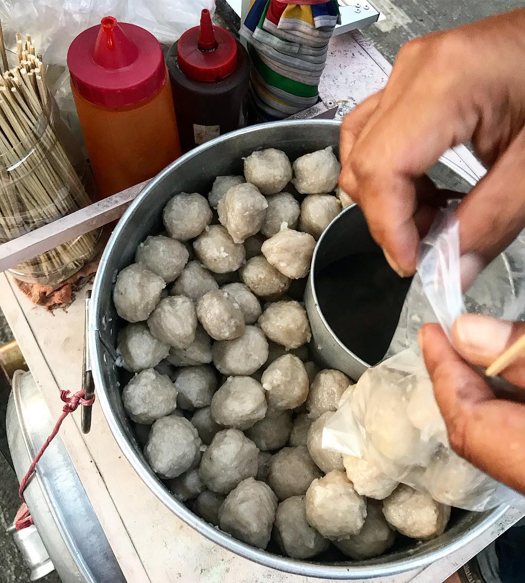 Kuliner Jakarta di Kolong Jembatan Busway, Kesukaan Food Vlogger Ria SW