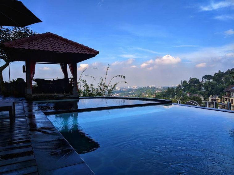 Hotel di Dago dengan Infinity Pool, Berenang Bonusnya Pemandangan Bandung