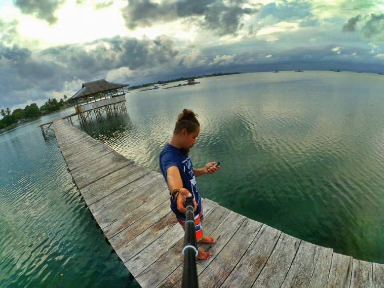 Pantai Tanjung Kuako di Pulau Seram, Keindahan Pantai Berbatu dan ...
