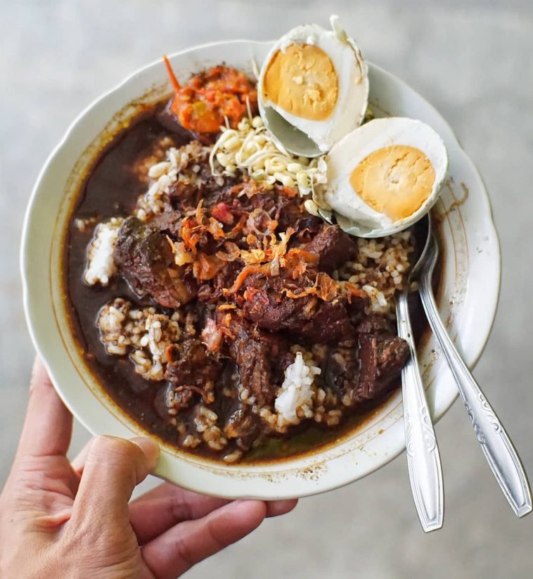 Pilihan Rawon di Madiun, Menyantap Si Kuah Hitam Enak di Kota Gadis