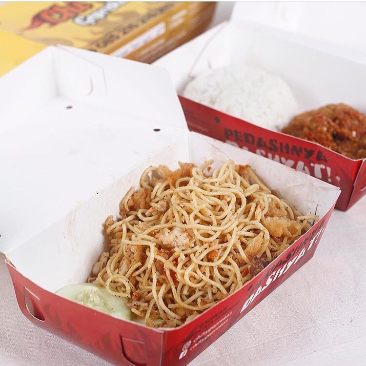 Sajian Ayam Geprek Unik, Ada yang Dicampur Mie dari Italia, Harus Coba!