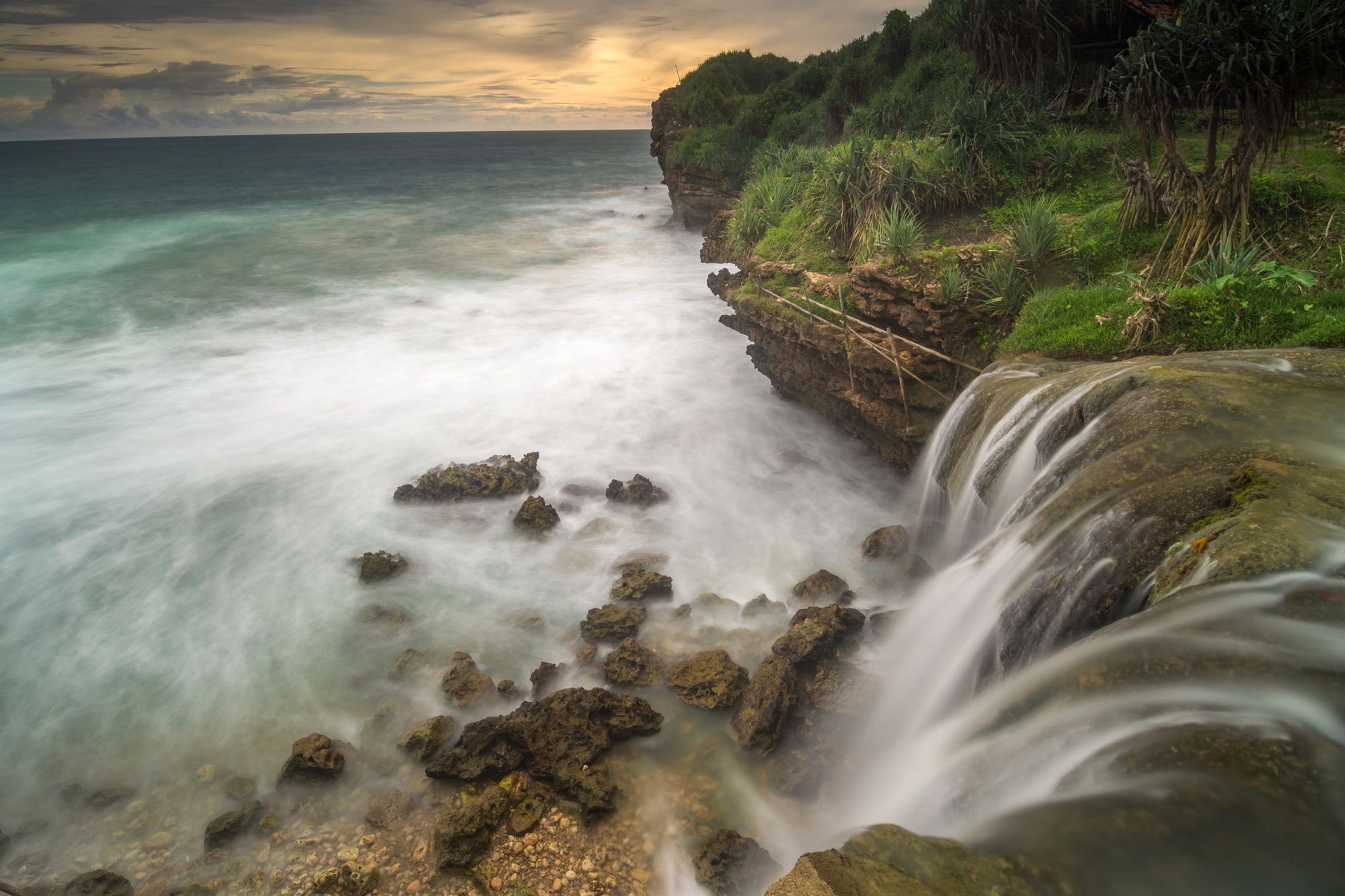 Air Terjun Jogan di Bibir Laut Nan Menawan, Jogja Memang Anti Bosan