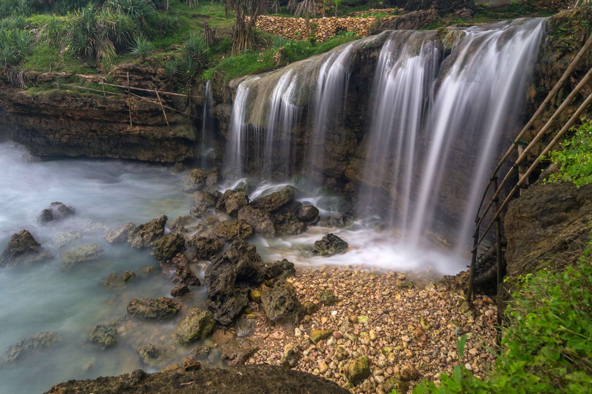 Air Terjun Jogan di Bibir Laut Nan Menawan, Jogja Memang Anti Bosan