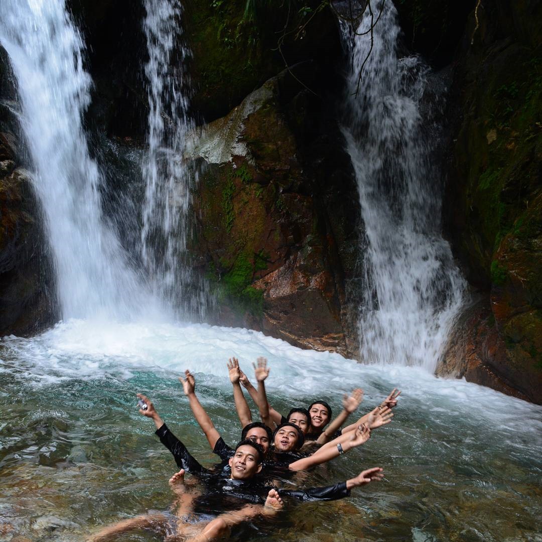 Curug di Banyumas Bersuasana Asri, Segarnya Berenang di Air yang Jernih