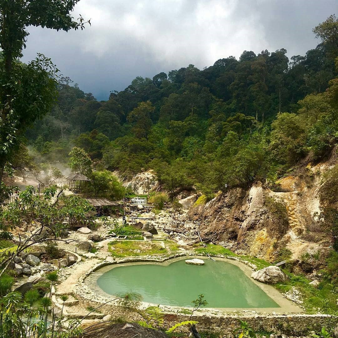 Berendam Air Hangat di Kawah Rengganis Ciwidey, Sensasinya Takjauh Beda dengan Onsen di Jepang Sana!
