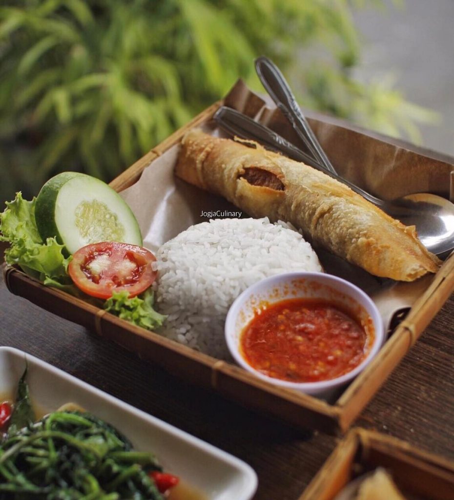 Loempia Boom, Sensasi Makan Lumpia dengan Ukuran Tak Biasa di Jogja