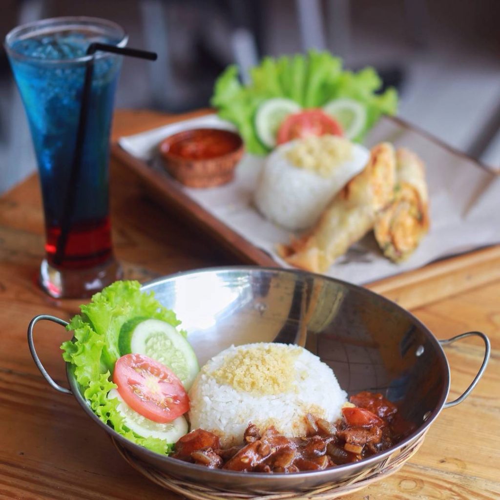 Loempia Boom, Sensasi Makan Lumpia dengan Ukuran Tak Biasa di Jogja
