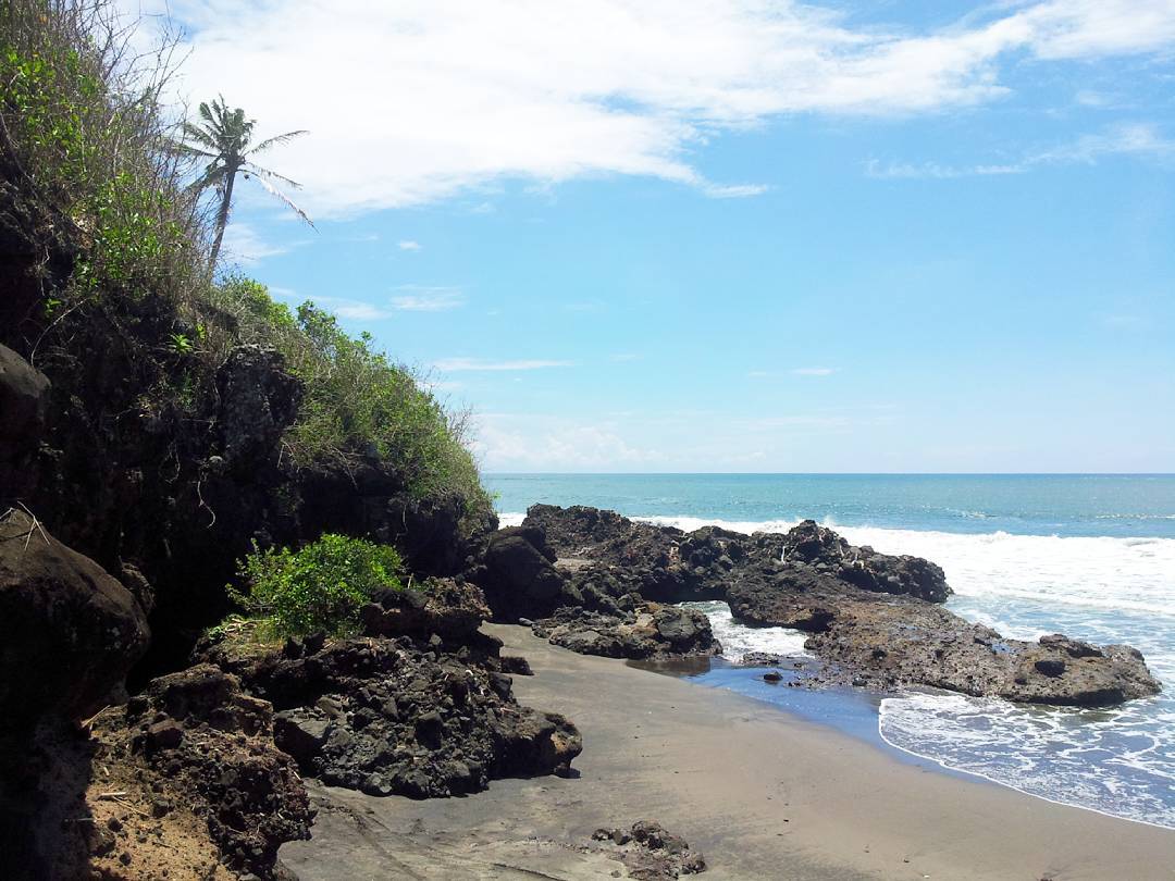 Eksotisnya Pantai Pasir Hitam di Tabanan Bali, Meski Gelap Banyak yang ...