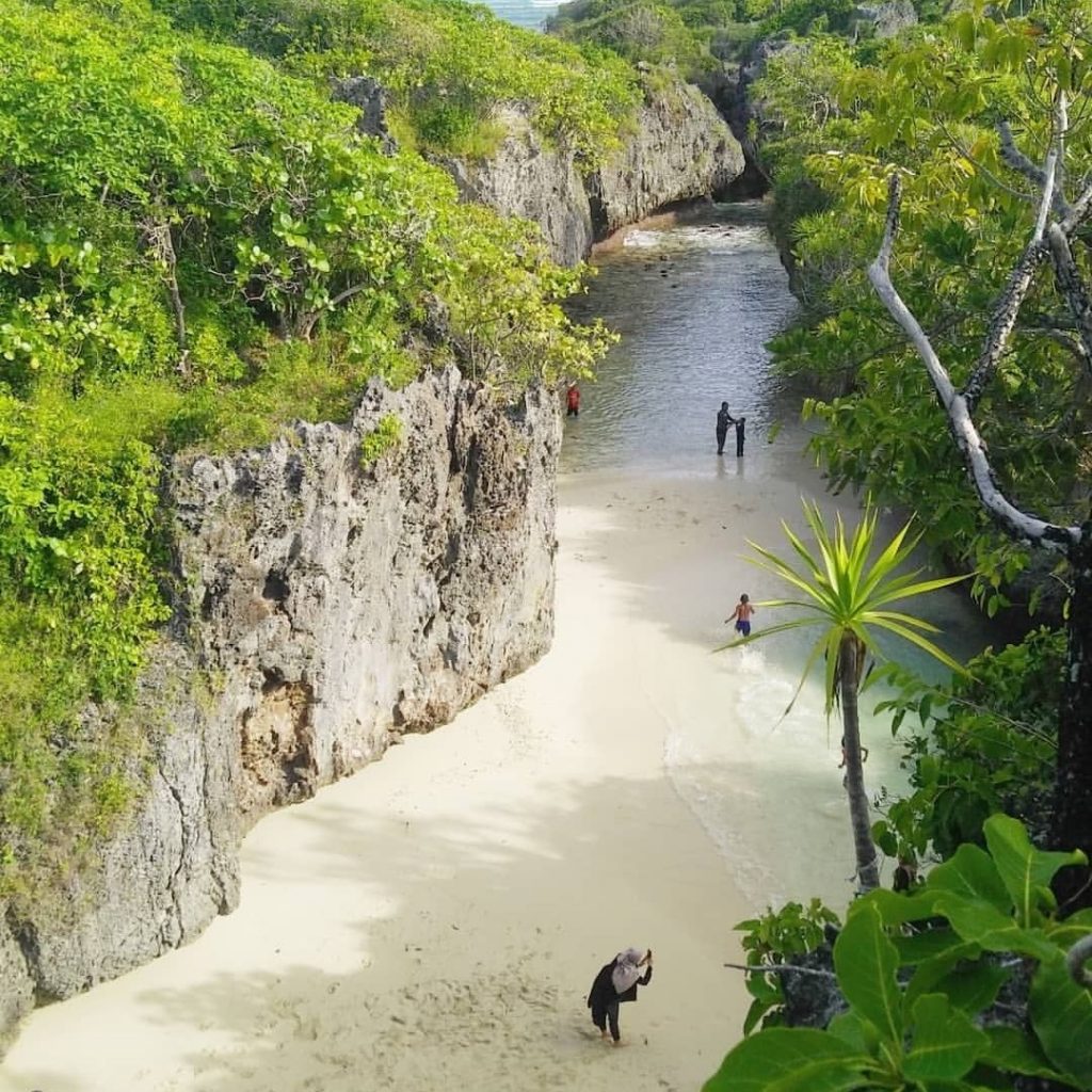 Pesona Alam Pulau Yamdena, Salah Satu Wilayah Terluar Indonesia yang ...