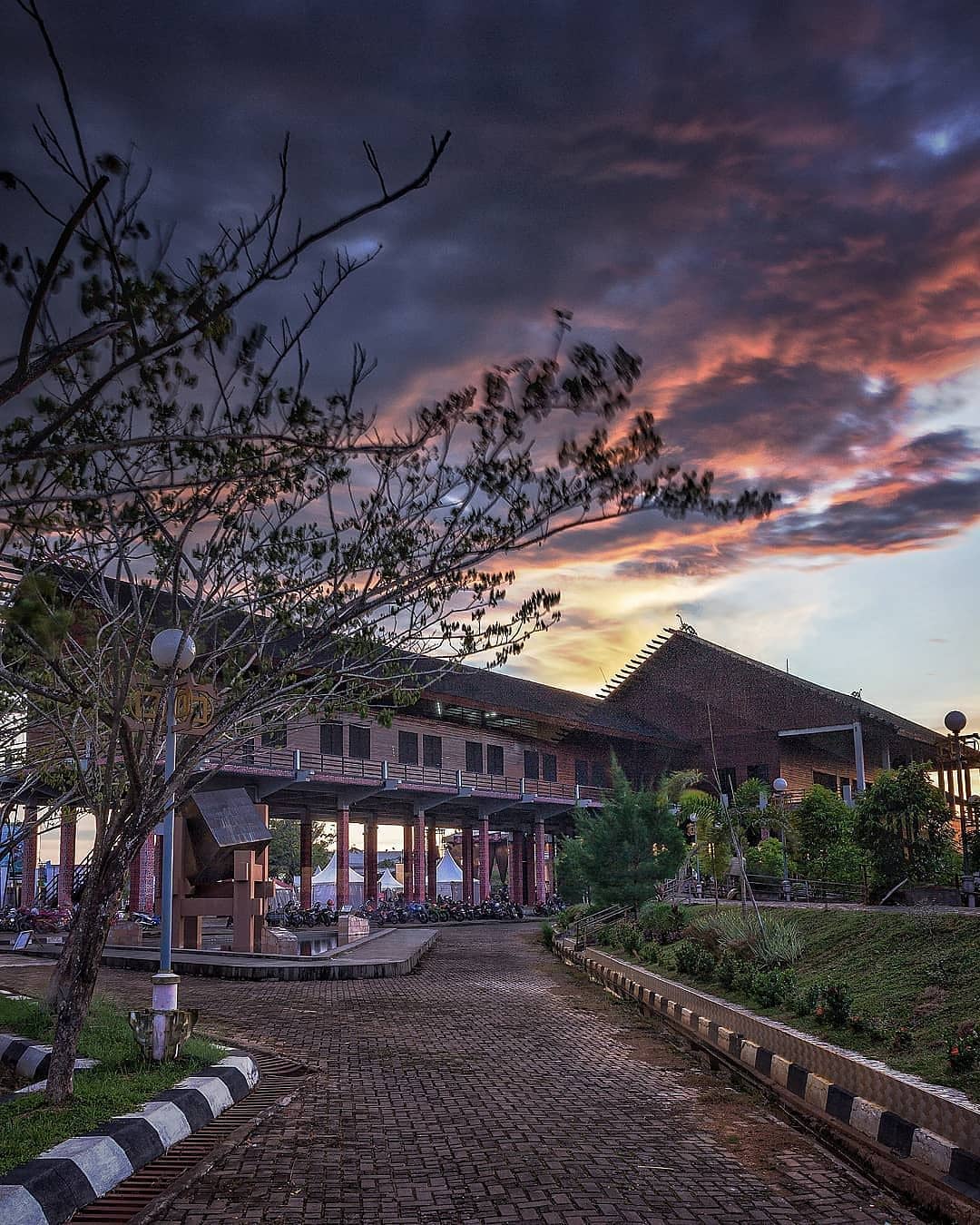 Berhasil Pecahkan Rekor MURI, Rumah Adat Radakng Menjadi Ikon Kota ...