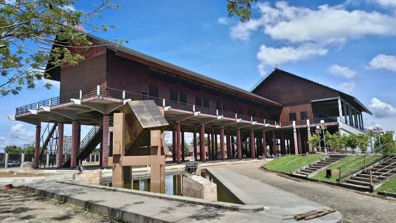 Berhasil Pecahkan Rekor MURI, Rumah Adat Radakng Menjadi Ikon Kota ...