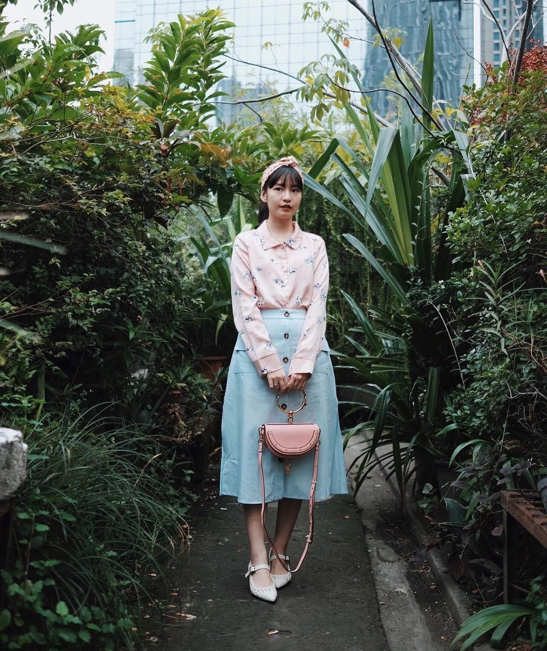 Ini Gaya Liburan dengan Rok Selutut, Keren dan Tetap Nyaman