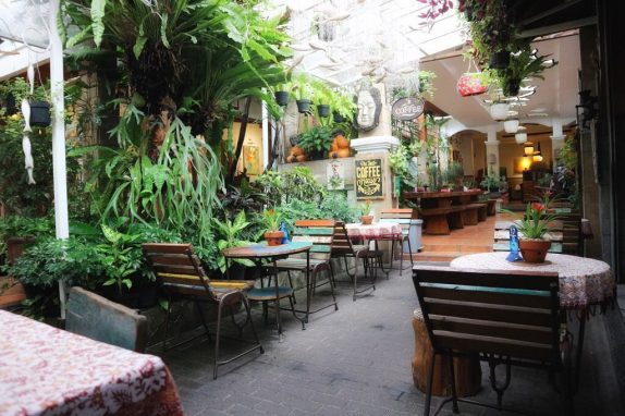 Kafe Ala Bali di Bandung, Sekali Masuk Serasa Dibawa Ke Pulau Dewata
