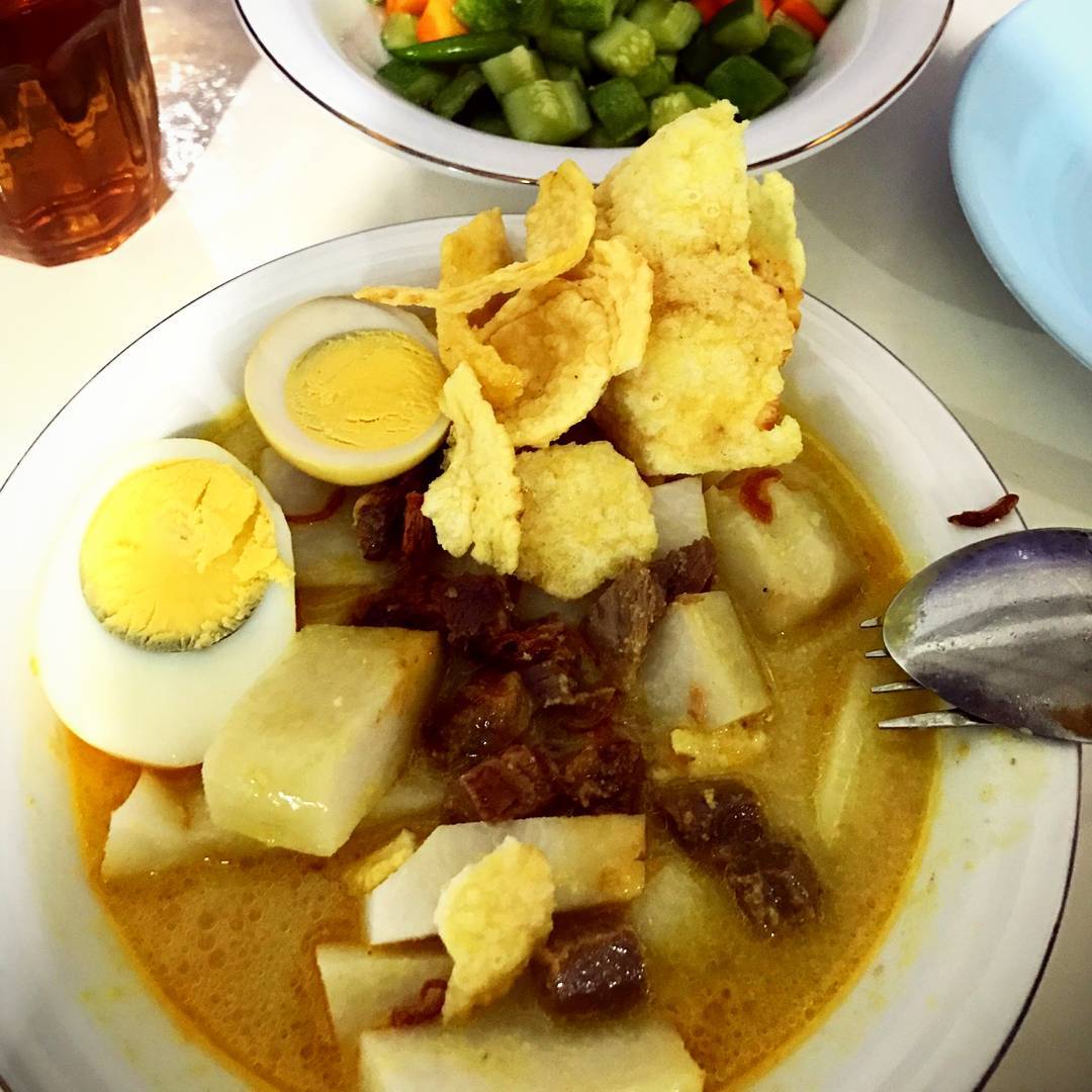 Kupat Tahu dan Lontong Kari Cicendo Mak Yeyet yang Legendaris, Sudah ...